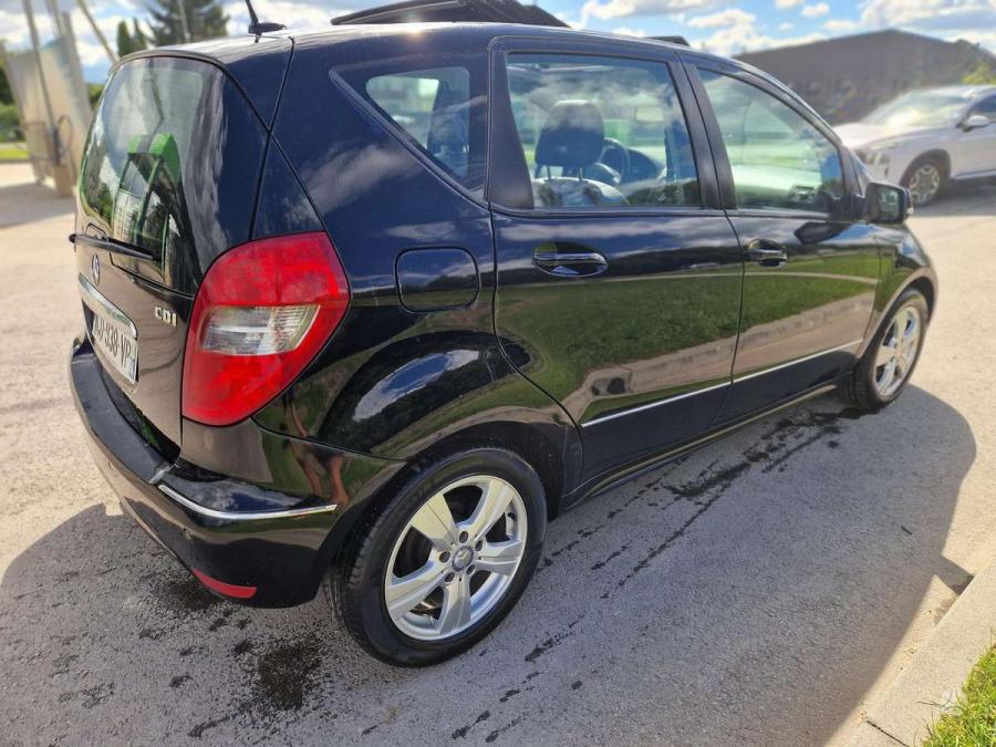 Black Mercedes-Benz A 200 2012 in Taurage, with an engine capacity of 1.99 L and mileage of 263 thousand km for 2650 €, photo 8 on AUTOMOTO.COM.LV