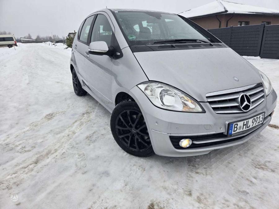 Grey Mercedes-Benz A 200 2011 in Kaisiadorys, with an engine capacity of 2.00 L and mileage of 283 thousand km for 2999 €, photo 2 on AUTOMOTO.COM.LV