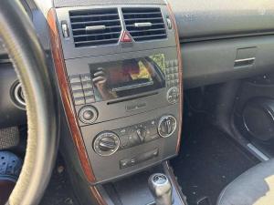 Yellow Mercedes-Benz A 200 2006 in Vilnius, with an engine capacity of 2.00 L and mileage of 182 thousand km for 999 €, photo 11 on AUTOMOTO.COM.LV
