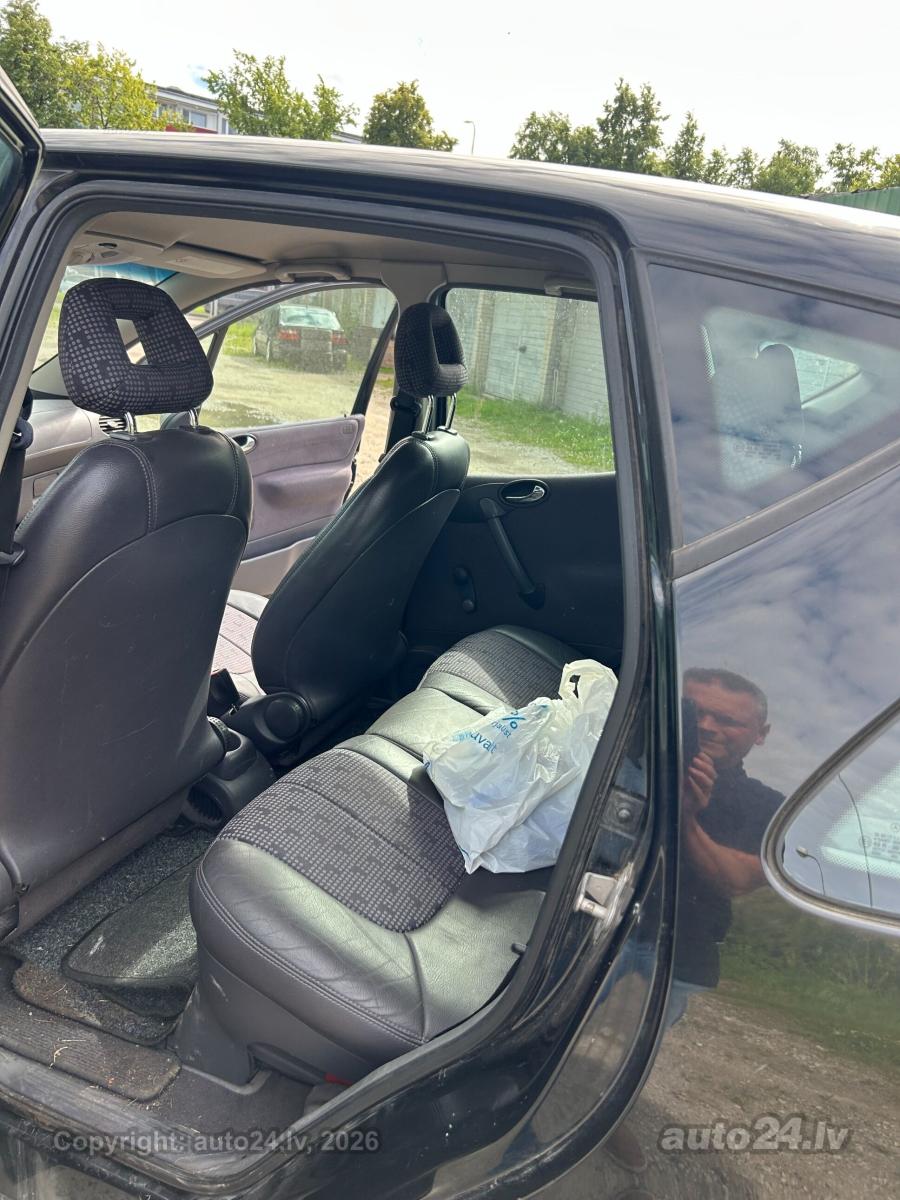 Melns Mercedes-Benz A-Class 2001 Tallina, ar dzinēja tilpumu 1.90 L un nobraukumu 149 tūkst. km par 1200 €, foto 7 vietnē AUTOMOTO.COM.LV