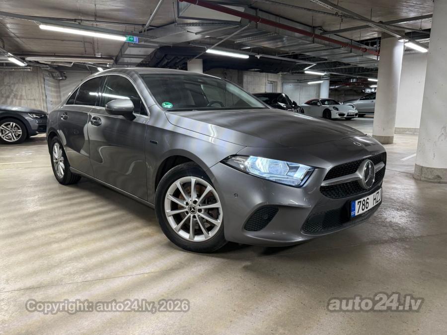 Pelēks Mercedes-Benz A-Class 2020 Tallina, ar dzinēja tilpumu 1.30 L un nobraukumu 106 tūkst. km par 22900 €, foto 3 vietnē AUTOMOTO.COM.LV
