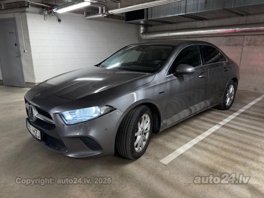 Pelēks Mercedes-Benz A-Class 2020 Tallina, ar dzinēja tilpumu 1.30 L un nobraukumu 106 tūkst. km par 22900 €, foto 4 vietnē AUTOMOTO.COM.LV