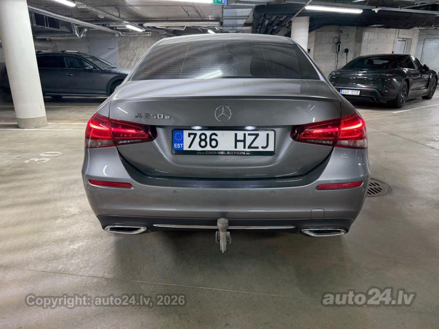Pelēks Mercedes-Benz A-Class 2020 Tallina, ar dzinēja tilpumu 1.30 L un nobraukumu 106 tūkst. km par 22900 €, foto 10 vietnē AUTOMOTO.COM.LV