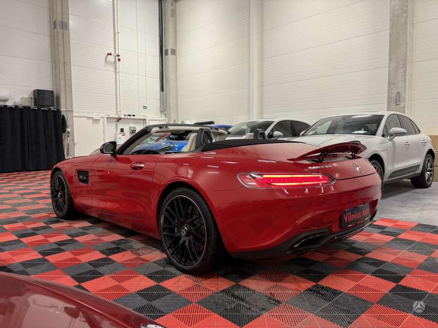 Red Mercedes-Benz amg-gt 2018 in Vilnius, with an engine capacity of 4.00 L and mileage of 64 thousand km for 89990 €, photo 6 on AUTOMOTO.COM.LV