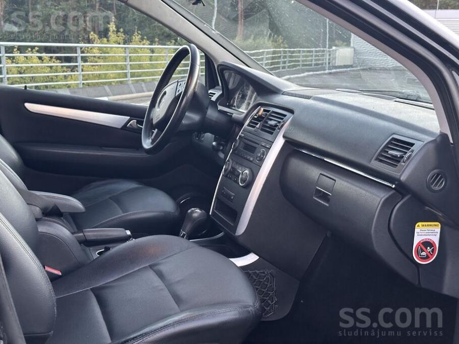 Black Mercedes-Benz B 180 2005 in Riga, with an engine capacity of 2.00 L and mileage of 323 thousand km for 1600 €, photo 5 on AUTOMOTO.COM.LV