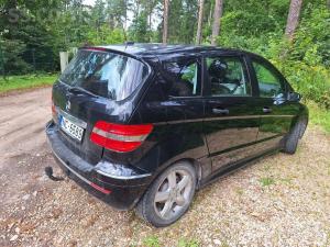 Black Mercedes-Benz B 180 2006 in Riga, with an engine capacity of 2.00 L and mileage of 306 thousand km for 1800 €, photo 3 on AUTOMOTO.COM.LV