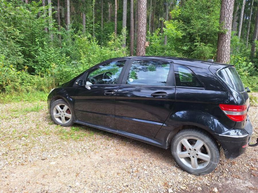 Black Mercedes-Benz B 180 2006 in Riga, with an engine capacity of 2.00 L and mileage of 306 thousand km for 1800 €, photo 6 on AUTOMOTO.COM.LV
