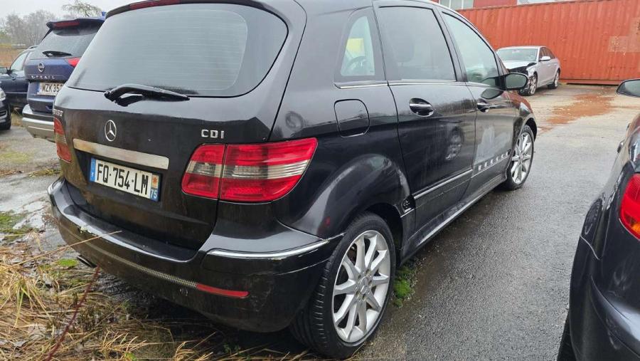 Black Mercedes-Benz B 180 2007 in Panevezys, with an engine capacity of 1.99 L and mileage of 231 thousand km for 1400 €, photo 3 on AUTOMOTO.COM.LV