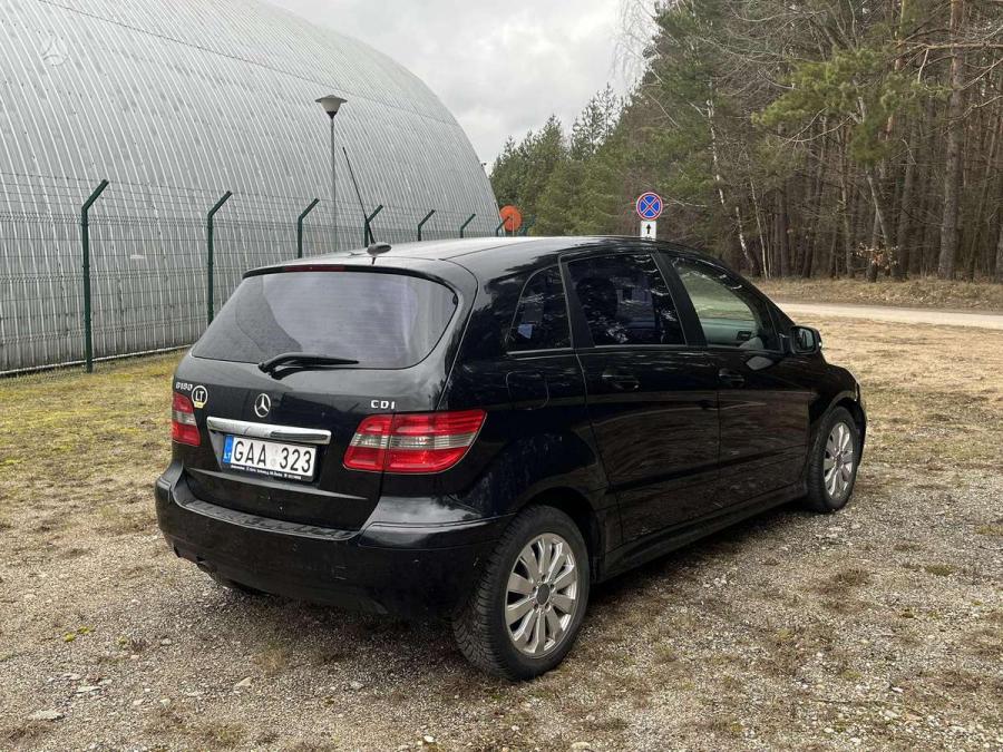 Black Mercedes-Benz B 180 2009 in Alytus, with an engine capacity of 1.99 L and mileage of 275 thousand km for 1950 €, photo 3 on AUTOMOTO.COM.LV