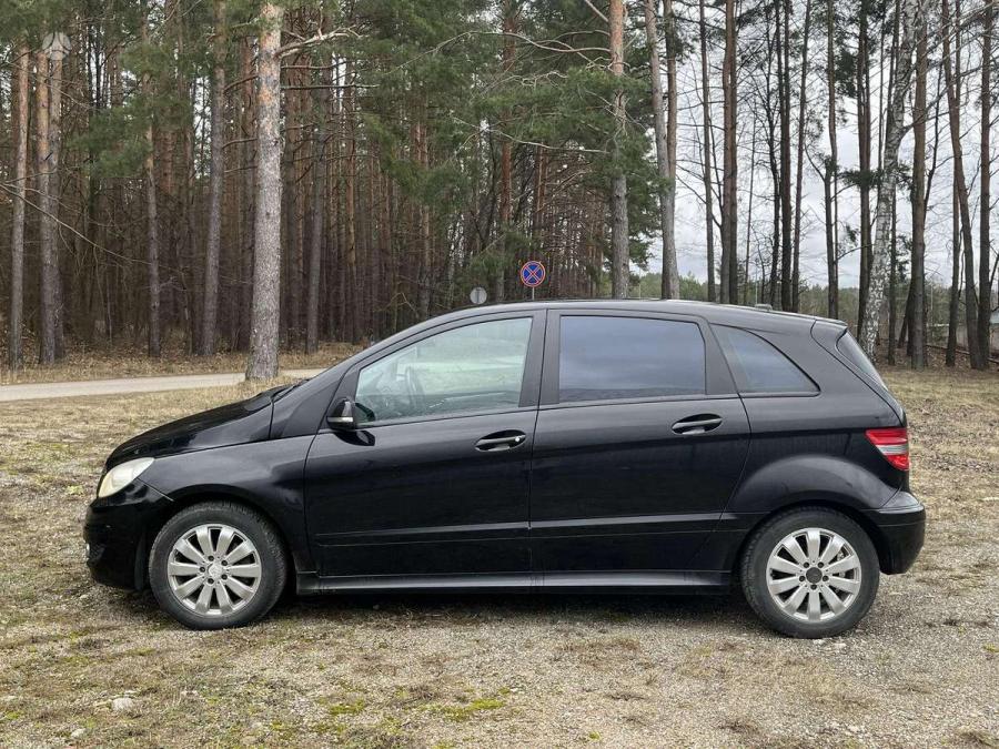 Black Mercedes-Benz B 180 2009 in Alytus, with an engine capacity of 1.99 L and mileage of 275 thousand km for 1950 €, photo 5 on AUTOMOTO.COM.LV