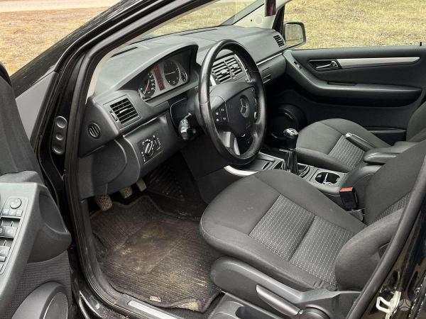 Black Mercedes-Benz B 180 2009 in Alytus, with an engine capacity of 1.99 L and mileage of 275 thousand km for 1950 €, photo 10 on AUTOMOTO.COM.LV