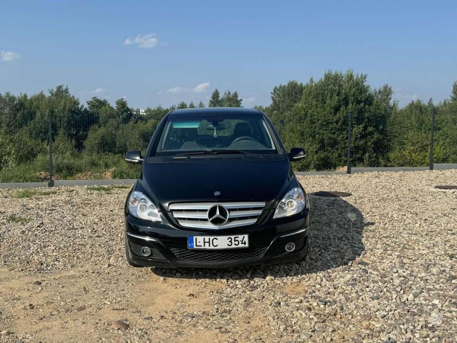 Black Mercedes-Benz B 180 2009 in Vilnius, with an engine capacity of 1.80 L and mileage of 287 thousand km for 2399 €, photo 3 on AUTOMOTO.COM.LV