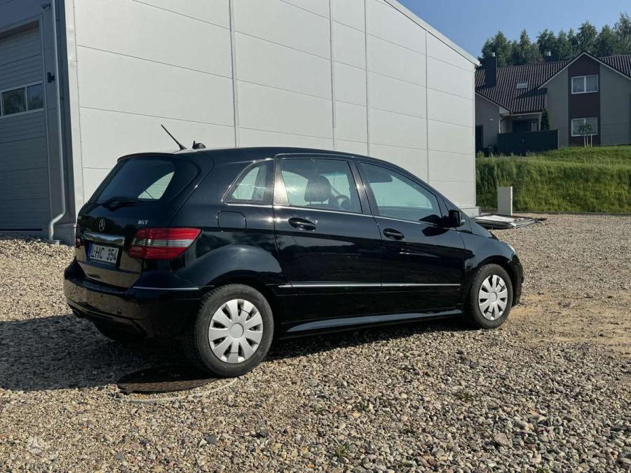 Black Mercedes-Benz B 180 2009 in Vilnius, with an engine capacity of 1.80 L and mileage of 287 thousand km for 2399 €, photo 5 on AUTOMOTO.COM.LV