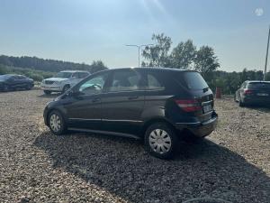 Black Mercedes-Benz B 180 2009 in Vilnius, with an engine capacity of 1.80 L and mileage of 287 thousand km for 2399 €, photo 7 on AUTOMOTO.COM.LV