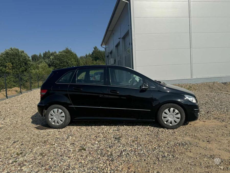 Black Mercedes-Benz B 180 2009 in Vilnius, with an engine capacity of 1.80 L and mileage of 287 thousand km for 2399 €, photo 9 on AUTOMOTO.COM.LV