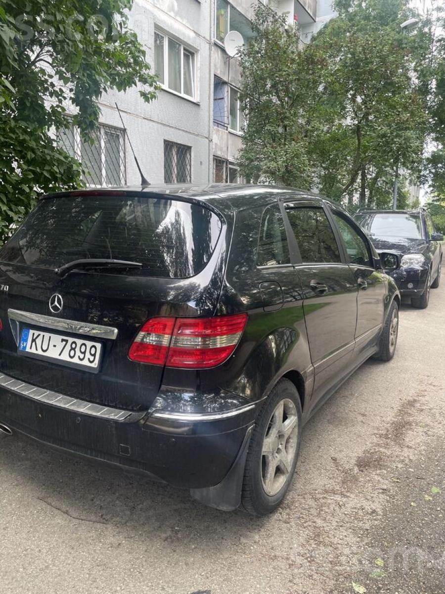 Black Mercedes-Benz B 180 2010 in Riga, with an engine capacity of 1.80 L and mileage of 236 thousand km for 4000 €, photo 4 on AUTOMOTO.COM.LV