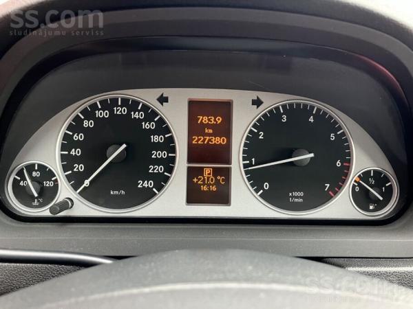 Black Mercedes-Benz B 180 2010 in Talsi, with an engine capacity of 1.70 L and mileage of 227 thousand km for 5999 €, photo 9 on AUTOMOTO.COM.LV