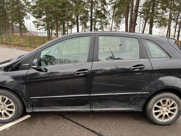 Melns Mercedes-Benz B 180 2011 Daugavpils, ar dzinēja tilpumu 1.80 L un nobraukumu 365 tūkst. km par 1699 €, foto 3 vietnē AUTOMOTO.COM.LV