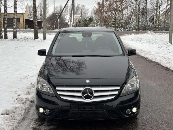 Black Mercedes-Benz B 180 2012 in Utena, with an engine capacity of 2.00 L and mileage of 322 thousand km for 4950 €, photo 2 on AUTOMOTO.COM.LV