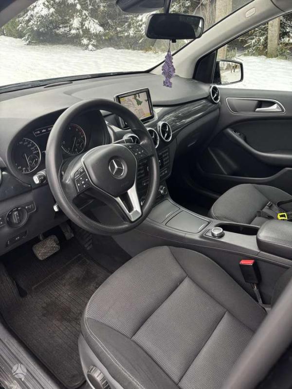 Black Mercedes-Benz B 180 2012 in Utena, with an engine capacity of 2.00 L and mileage of 322 thousand km for 4950 €, photo 9 on AUTOMOTO.COM.LV