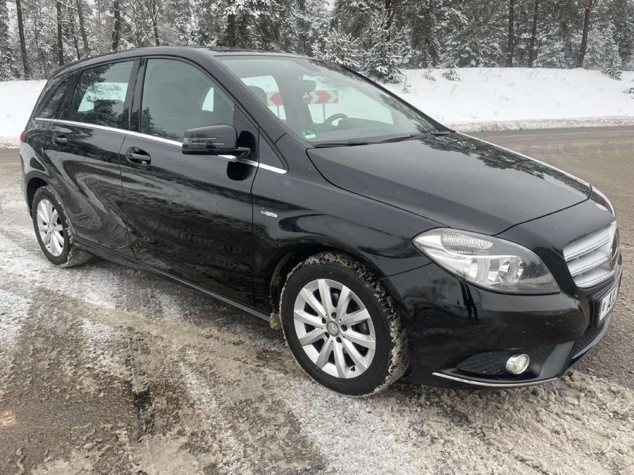 Black Mercedes-Benz B 180 2012 in Vilnius, with an engine capacity of 1.60 L and mileage of 247 thousand km for 6390 €, photo 3 on AUTOMOTO.COM.LV