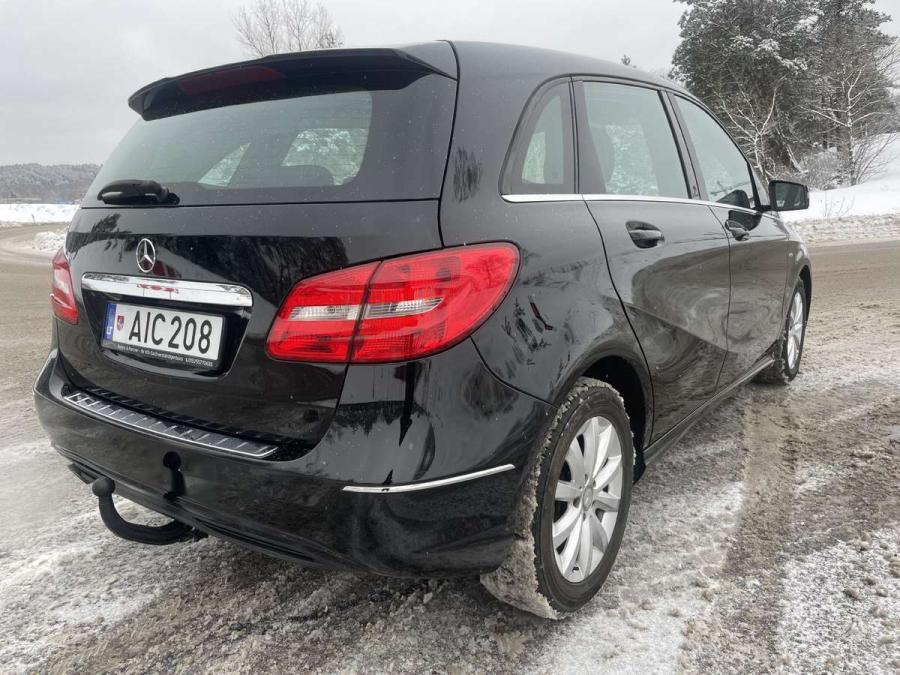 Black Mercedes-Benz B 180 2012 in Vilnius, with an engine capacity of 1.60 L and mileage of 247 thousand km for 6390 €, photo 4 on AUTOMOTO.COM.LV