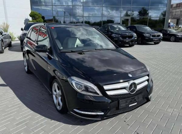 Melns Mercedes-Benz B 180 2012 Telšiai, ar dzinēja tilpumu 1.80 L un nobraukumu 252 tūkst. km par 5690 €, foto 1 vietnē AUTOMOTO.COM.LV