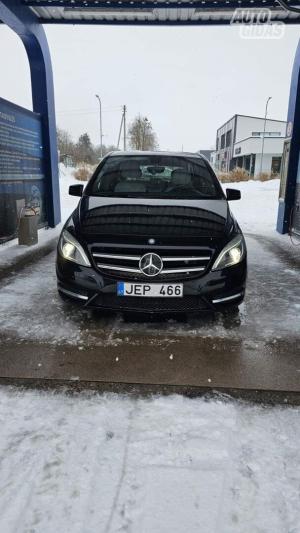 Melns Mercedes-Benz B 180 2013 Kauņa, ar dzinēja tilpumu 1.80 L un nobraukumu 234 tūkst. km par 7000 €, foto  vietnē AUTOMOTO.COM.LV