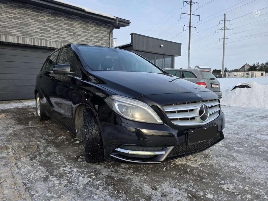 Black Mercedes-Benz B 180 2014 in Vilnius, with an engine capacity of 1.46 L and mileage of 245 thousand km for 6777 €, photo 3 on AUTOMOTO.COM.LV