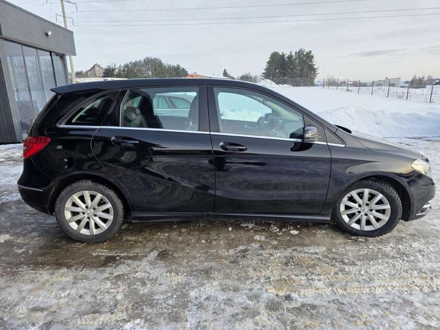 Black Mercedes-Benz B 180 2014 in Vilnius, with an engine capacity of 1.46 L and mileage of 245 thousand km for 6777 €, photo 5 on AUTOMOTO.COM.LV