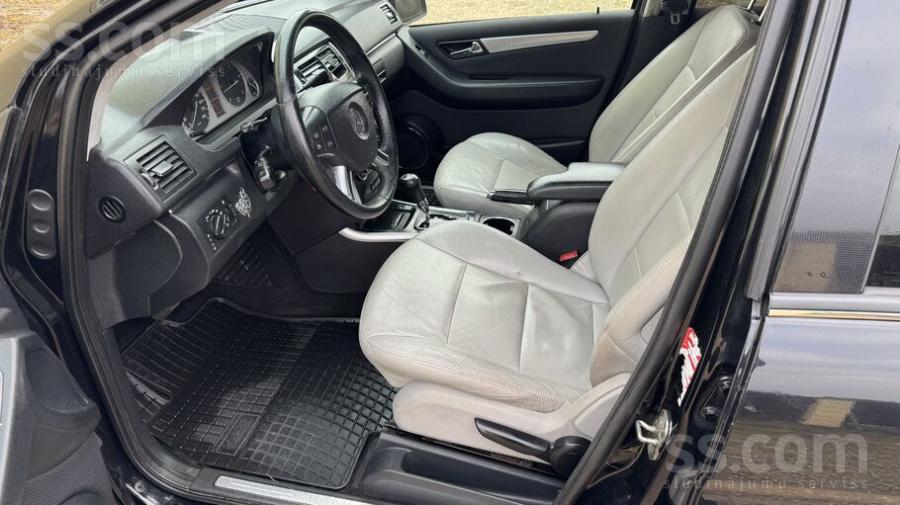 Black Mercedes-Benz B 180 2008 in Rezekne, with an engine capacity of 2.00 L and mileage of 295 thousand km for 2250 €, photo 8 on AUTOMOTO.COM.LV