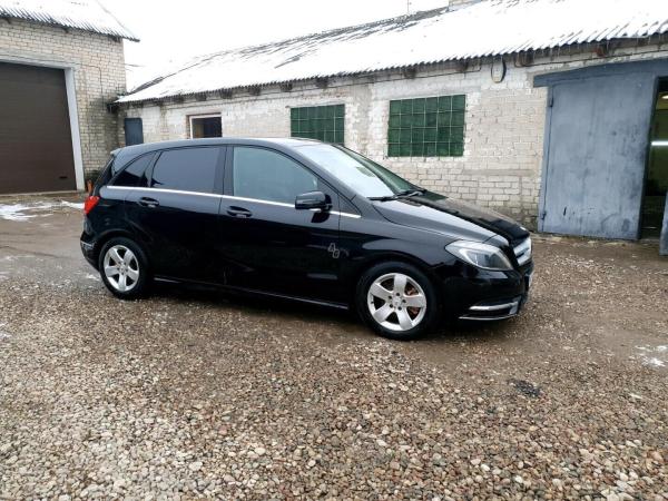 Black Mercedes-Benz B 180 2012 in Marijampole, with an engine capacity of 1.80 L and mileage of 320 thousand km for 2200 €, photo 4 on AUTOMOTO.COM.LV