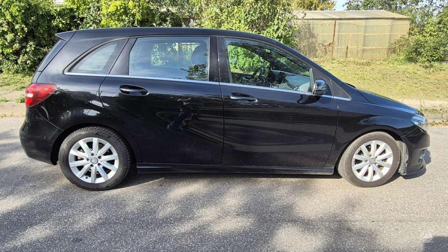 Black Mercedes-Benz B 180 2016 in Vilnius, with an engine capacity of 1.46 L and mileage of 230 thousand km for 5700 €, photo 7 on AUTOMOTO.COM.LV