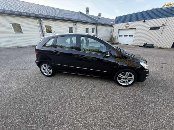 Black Mercedes-Benz B 180 2009 in Vilnius, with an engine capacity of 1.99 L and mileage of 251 thousand km for 3200 €, photo 5 on AUTOMOTO.COM.LV