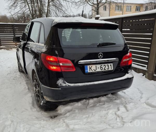 Black Mercedes-Benz B 180 2012 in Ogre, with an engine capacity of 1.80 L and mileage of 246 thousand km for 6000 €, photo 6 on AUTOMOTO.COM.LV