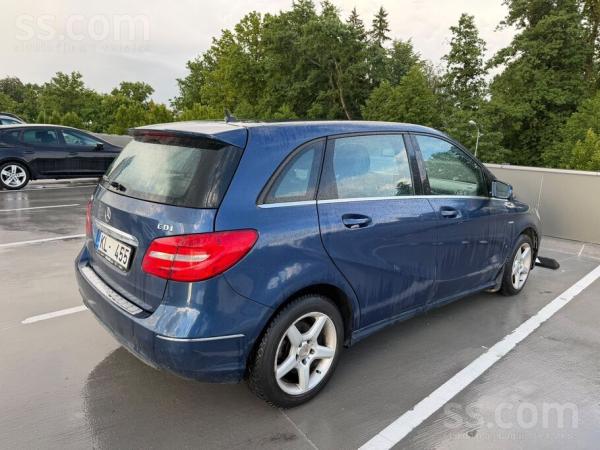 Blue Mercedes-Benz B 180 2012 in Riga, with an engine capacity of 1.80 L and mileage of 280 thousand km for 3500 €, photo 5 on AUTOMOTO.COM.LV