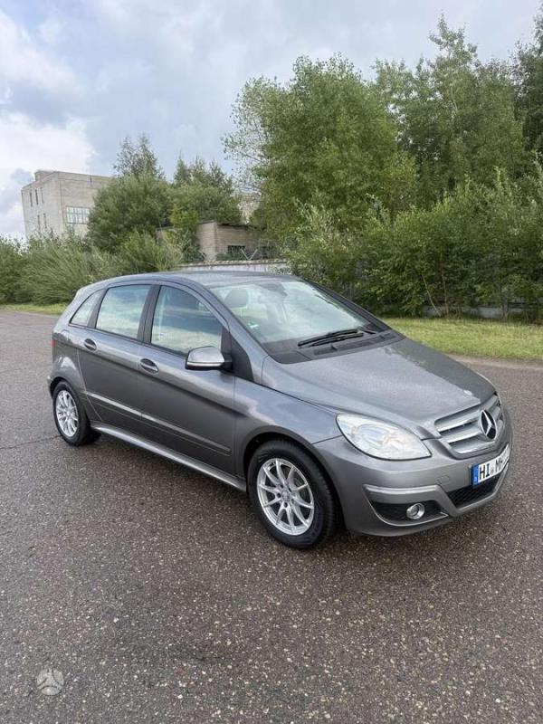 Brown Mercedes-Benz B 180 2011 in Siauliai, with an engine capacity of 2.00 L and mileage of 195 thousand km for 4300 €, photo 3 on AUTOMOTO.COM.LV
