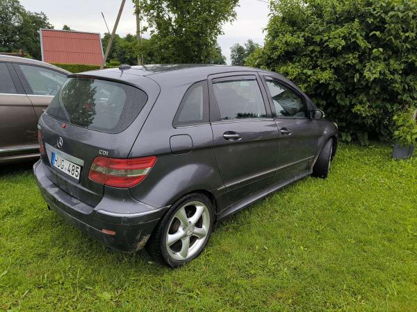 Pelēks Mercedes-Benz B 180 2005 Marijampole, ar dzinēja tilpumu 2.00 L un nobraukumu 380 tūkst. km par 950 €, foto 2 vietnē AUTOMOTO.COM.LV