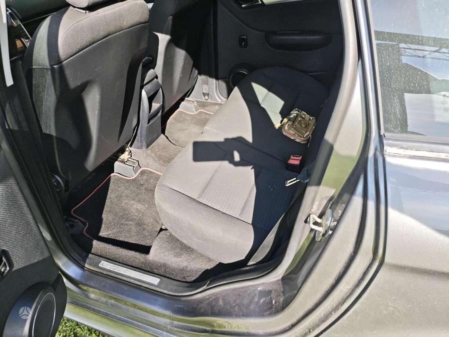 Grey Mercedes-Benz B 180 2009 in Marijampole, with an engine capacity of 1.99 L and mileage of 240 thousand km for 2400 €, photo 9 on AUTOMOTO.COM.LV