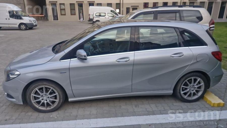 Grey Mercedes-Benz B 180 2011 in Riga, with an engine capacity of 1.80 L and mileage of 300 thousand km for 3100 €, photo 5 on AUTOMOTO.COM.LV