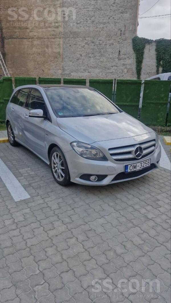 Mercedes-Benz B 180 2011 in Riga on AUTOMOTO.COM.LV Grey Mercedes-Benz B 180 2011 in Riga, with an engine capacity of 1.80 L and mileage of 300 thousand km for 3100 €, photo 6 on AUTOMOTO.COM.LV