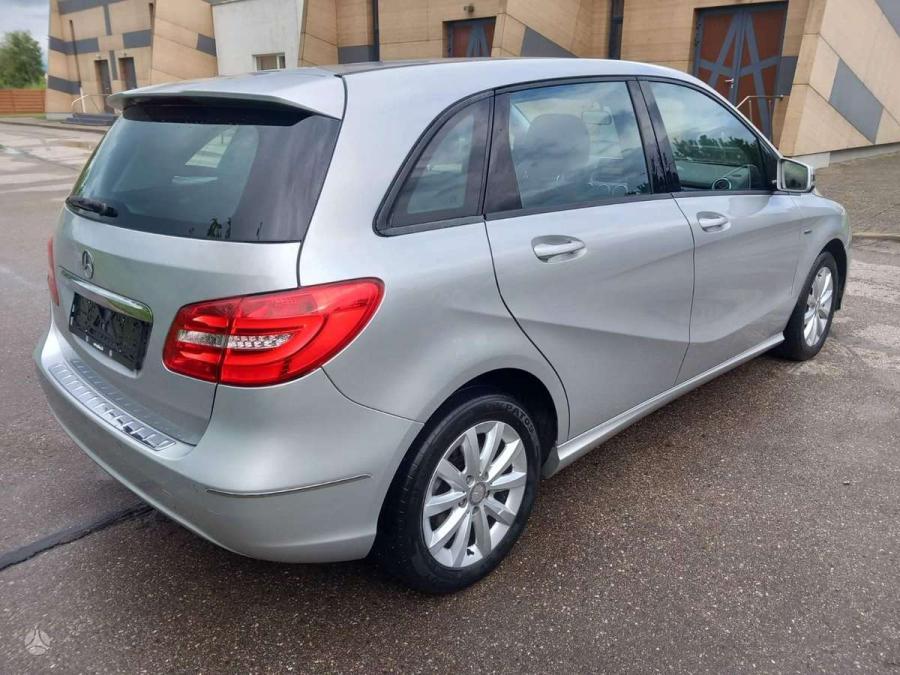 Grey Mercedes-Benz B 180 2012 in Ukmerge, with an engine capacity of 1.60 L and mileage of 255 thousand km for 6250 €, photo 4 on AUTOMOTO.COM.LV