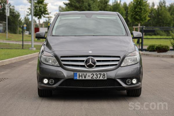 Pelēks Mercedes-Benz B 180 2012 Jelgava, ar dzinēja tilpumu 1.60 L un nobraukumu 65 tūkst. km par 7350 €, foto 2 vietnē AUTOMOTO.COM.LV