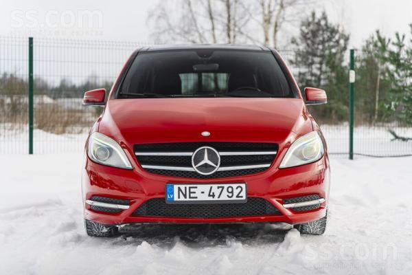 Red Mercedes-Benz B 180 2011 in Riga, with an engine capacity of 2.20 L and mileage of 284 thousand km for 6490 €, photo 2 on AUTOMOTO.COM.LV