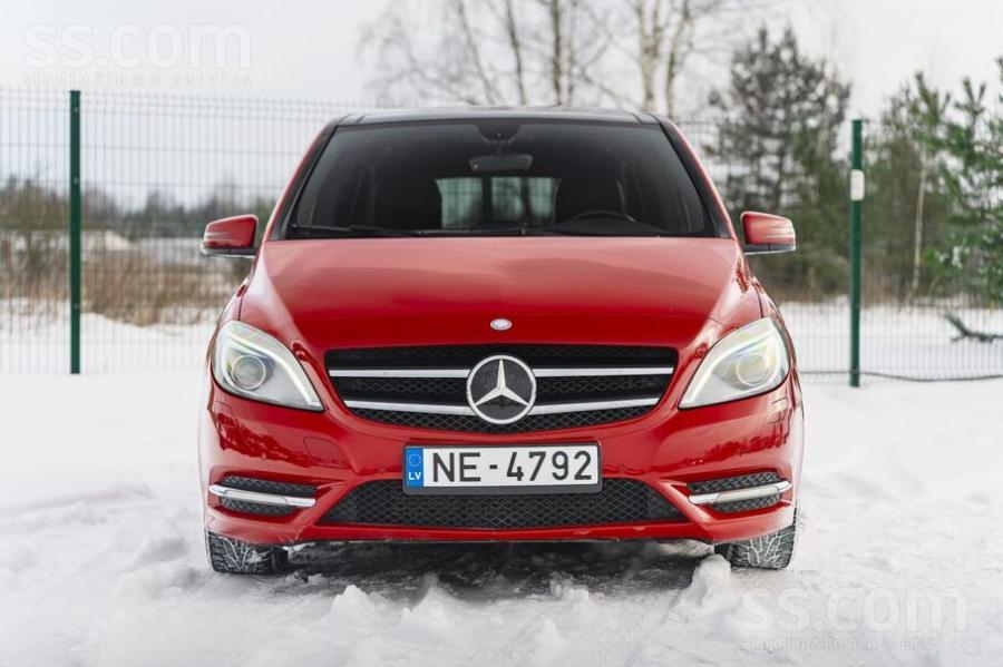 Red Mercedes-Benz B 180 2011 in Riga, with an engine capacity of 2.20 L and mileage of 284 thousand km for 6490 €, photo 2 on AUTOMOTO.COM.LV