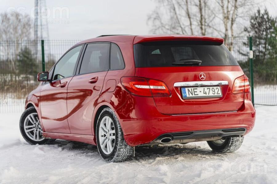 Red Mercedes-Benz B 180 2011 in Riga, with an engine capacity of 2.20 L and mileage of 284 thousand km for 6490 €, photo 4 on AUTOMOTO.COM.LV