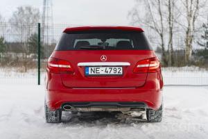 Red Mercedes-Benz B 180 2011 in Riga, with an engine capacity of 2.20 L and mileage of 284 thousand km for 6490 €, photo 5 on AUTOMOTO.COM.LV