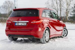 Red Mercedes-Benz B 180 2011 in Riga, with an engine capacity of 2.20 L and mileage of 284 thousand km for 6490 €, photo 6 on AUTOMOTO.COM.LV