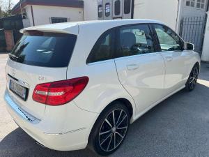 White Mercedes-Benz B 180 2013 in Jurbarkas, with an engine capacity of 1.80 L and mileage of 242 thousand km for 6700 €, photo 5 on AUTOMOTO.COM.LV