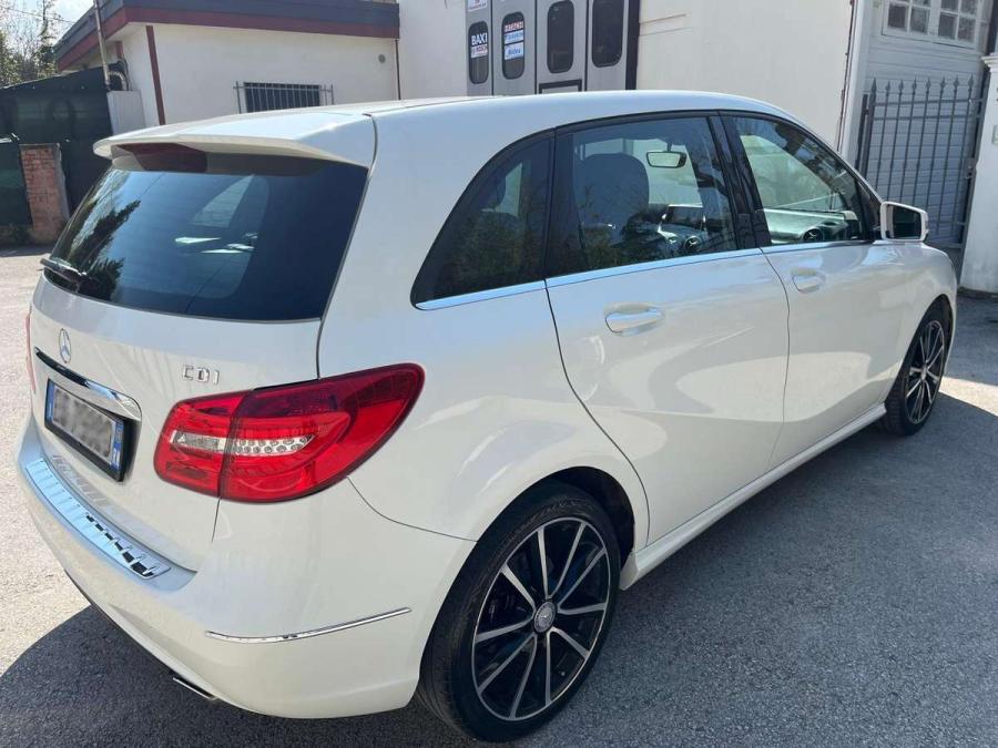 White Mercedes-Benz B 180 2013 in Jurbarkas, with an engine capacity of 1.80 L and mileage of 242 thousand km for 6700 €, photo 5 on AUTOMOTO.COM.LV